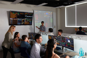 FILAB: Sumérgete en el mundo de las finanzas e innova con tecnología Bloomberg|Blog USIL