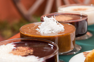 Postres Peruanos Surtido De Postres Peruanos Perú Comida Dulce Mesa