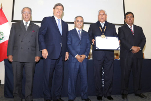 USIL reconoció al juez Josué Pariona como profesor honorario|Blog USIL