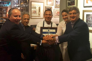 Universidad San Ignacio de Loyola premia al chef peruano Daniel Chávez ...